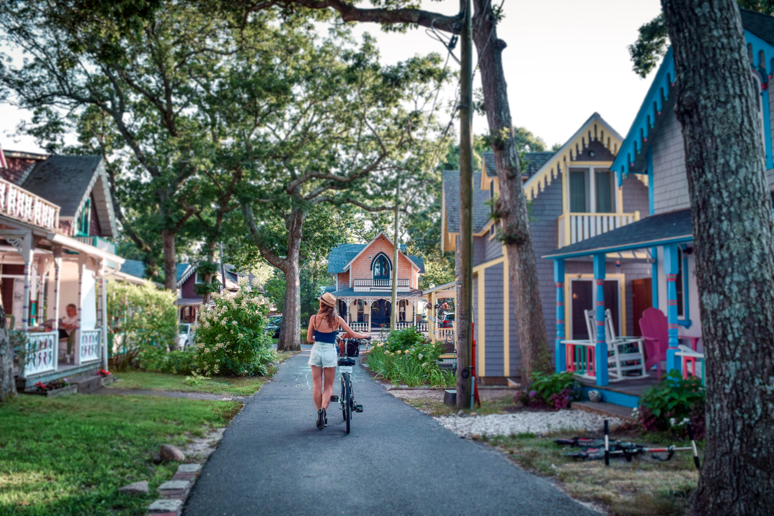 Walking Martha's Vineyard Gingerbread Cottages in Oak Bluffs • Svadore