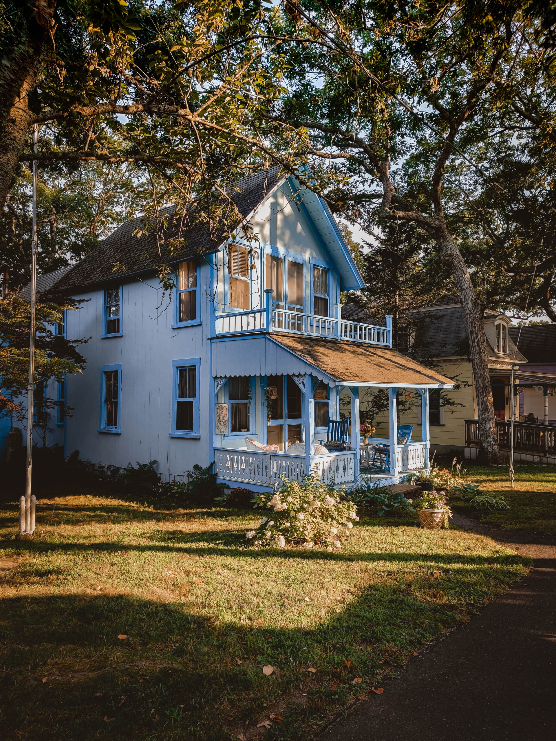 Walking Martha's Vineyard Gingerbread Cottages in Oak Bluffs • Svadore