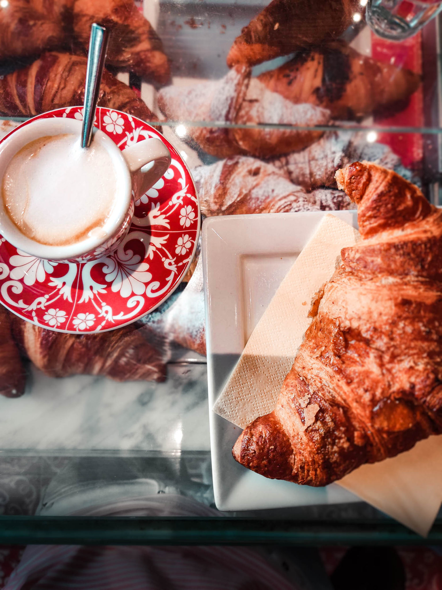 A Review of 6 Best Cafes in Milan, According to a Local • Svadore